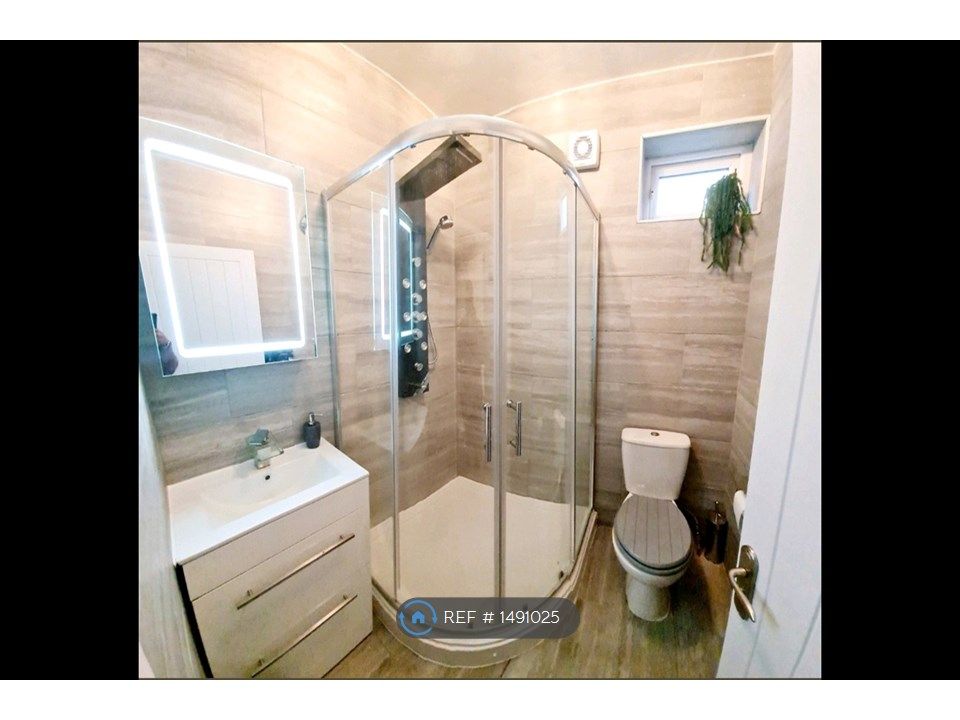 Room to rent in Broadmark Road, Slough SL2 - Zoopla