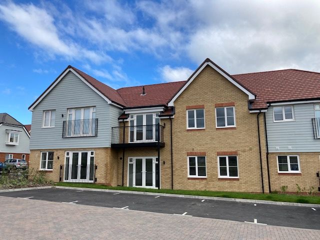 2 bed flat to rent in Sinclair Drive, Codmore Hill, Pulborough RH20 ...