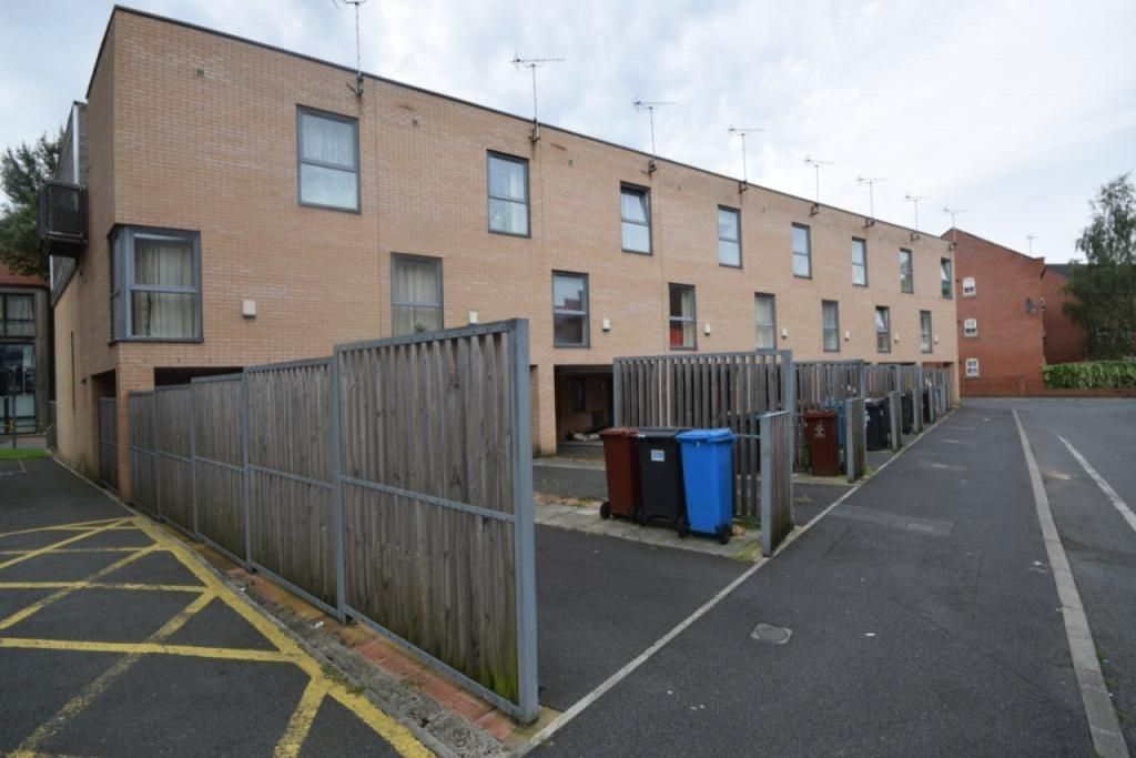 3 bed town house to rent in Southcombe Walk, Hulme, Manchester. M15 ...