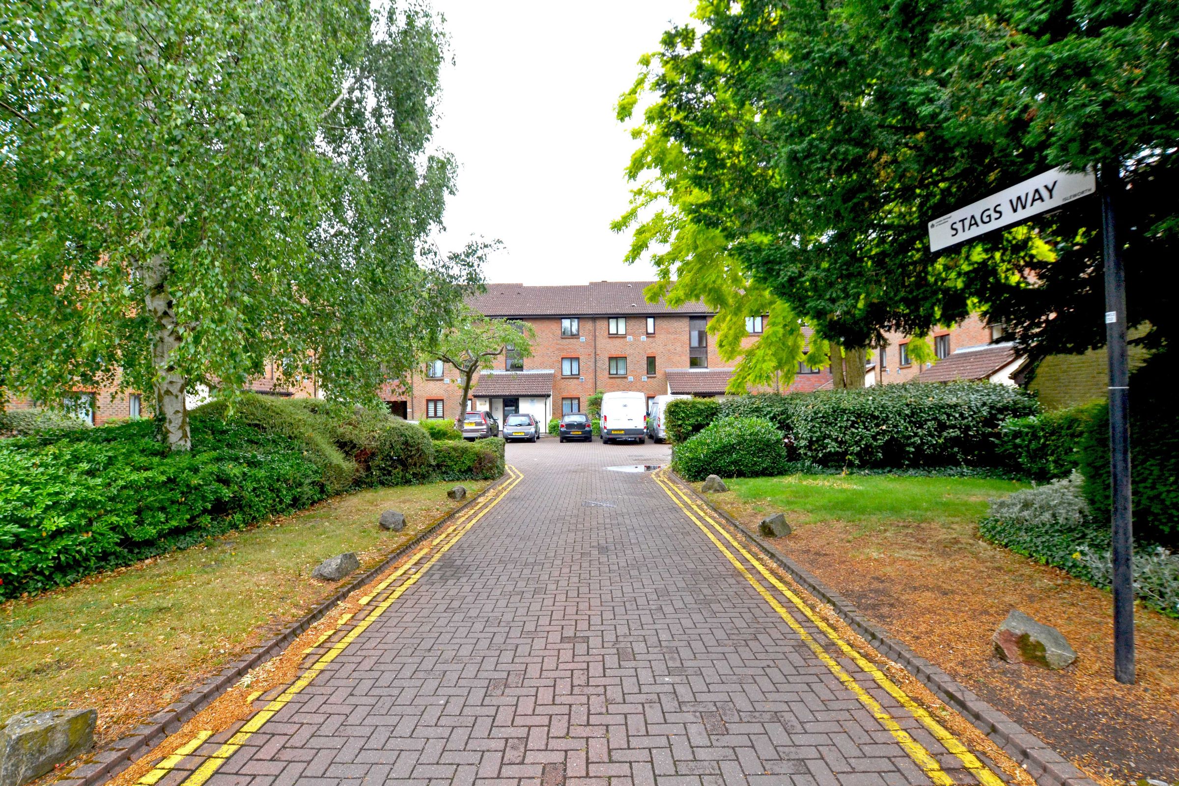 2 bed flat to rent in Stags Way, Isleworth TW7 - Zoopla