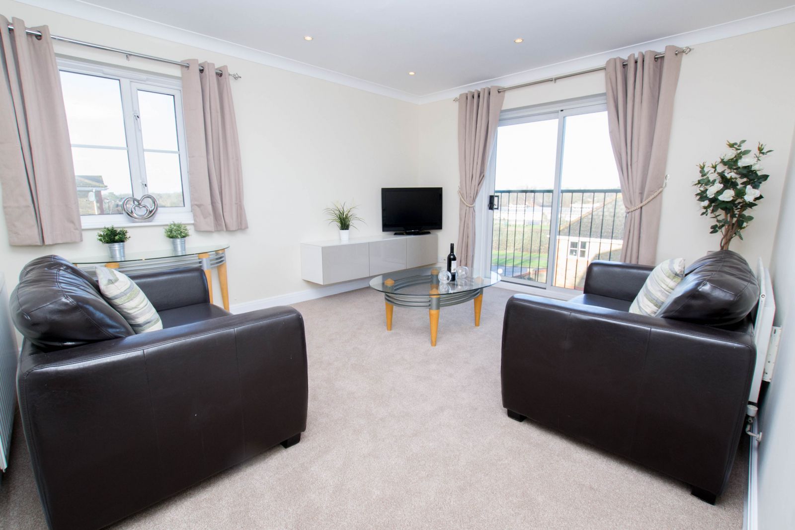 2 bed flat to rent in Delfont Close, Maidenbower, Crawley RH10 - Zoopla