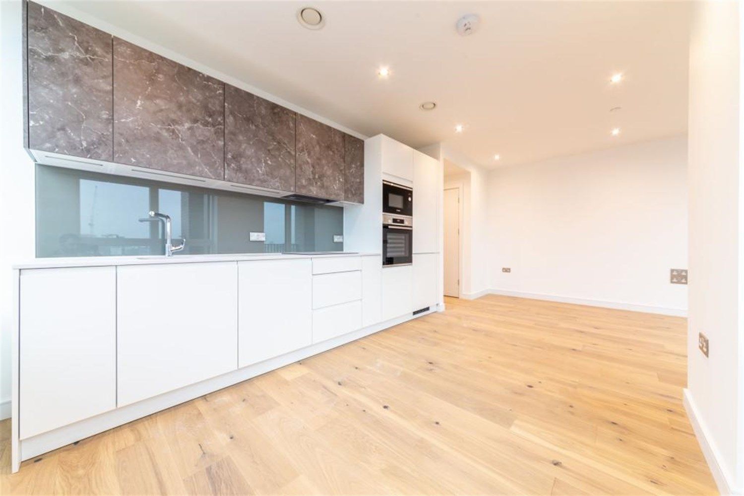 2 bed flat to rent in Grant Road, London SW11 - Zoopla