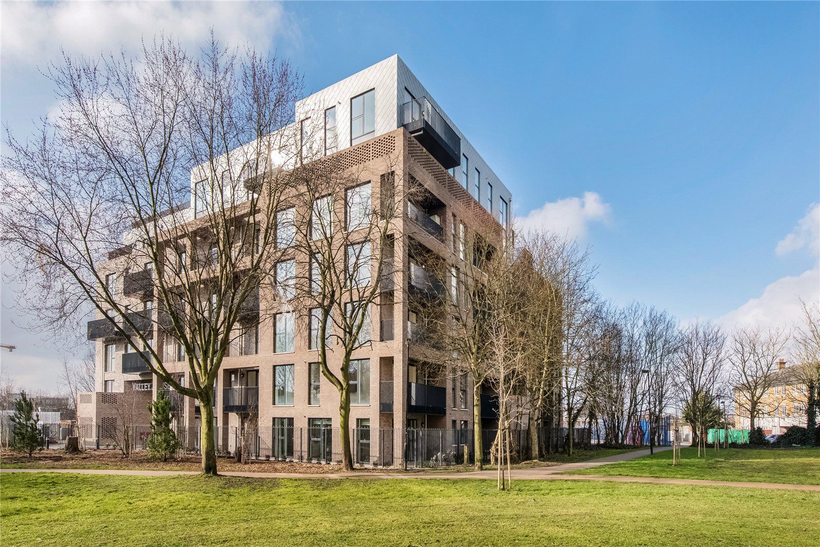 1 Bed Flat To Rent In Valley House Manor Road West Ealing London W13 1-bed-flat-to-rent-in-valley-house-manor-road-west-ealing-london-w13