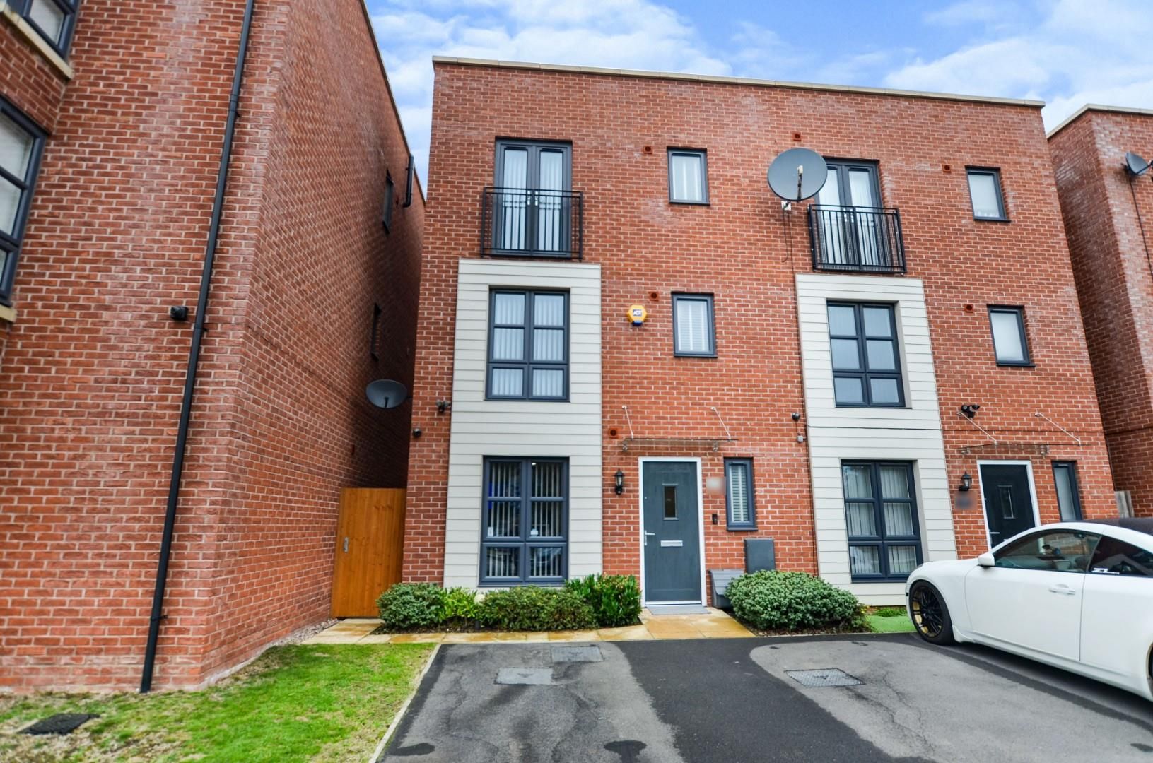 4 bed town house for sale in Hever Close, Northampton NN5 - Zoopla