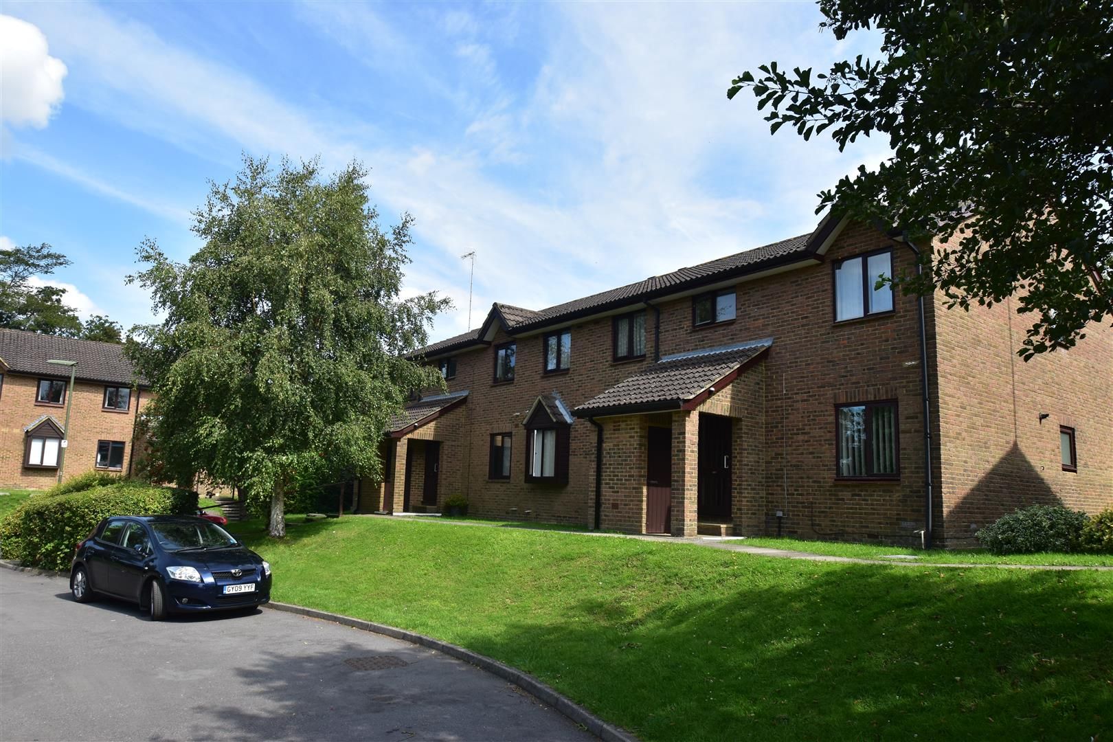 2 bed flat to rent in Park View Road, Redhill RH1 - Zoopla