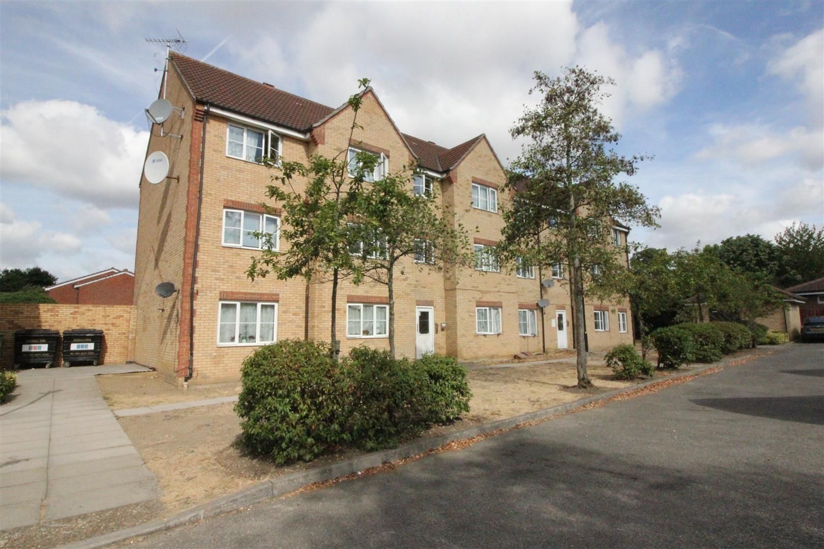 2 Bed Flat For Sale In Madeleine Close Chadwell Heath Romford Rm6