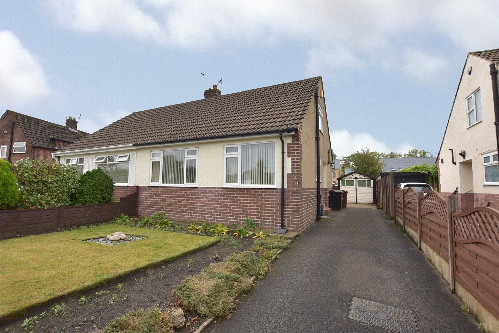 2 Bed Bungalow For Sale In Glenlea Gardens Stanningley Pudsey West