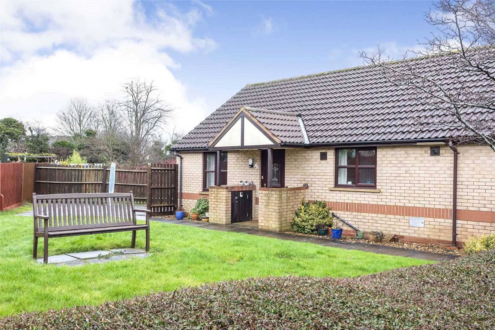 2 Bed Bungalow For Sale In Epsom Grove Bletchley Milton Keynes Mk3