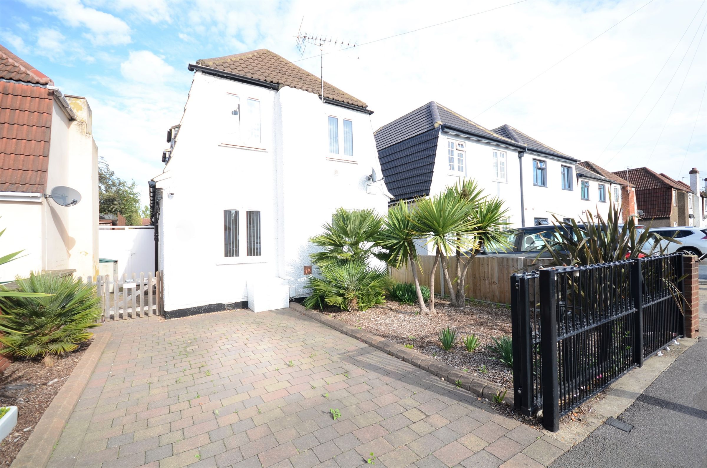 4 bed semi-detached house to rent in Elliman Avenue, Slough SL2 - Zoopla