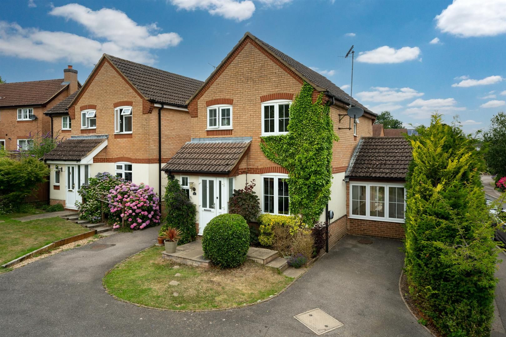4 Bed Detached House For Sale In Betjeman Way Gadebridge Park Hemel
