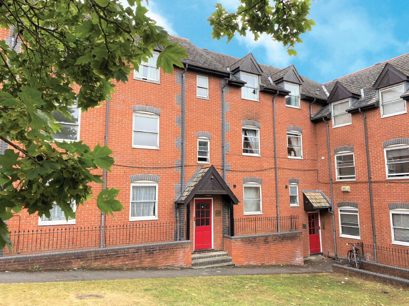 2 bed flat for sale in Dale Road, Reading RG2 - Zoopla