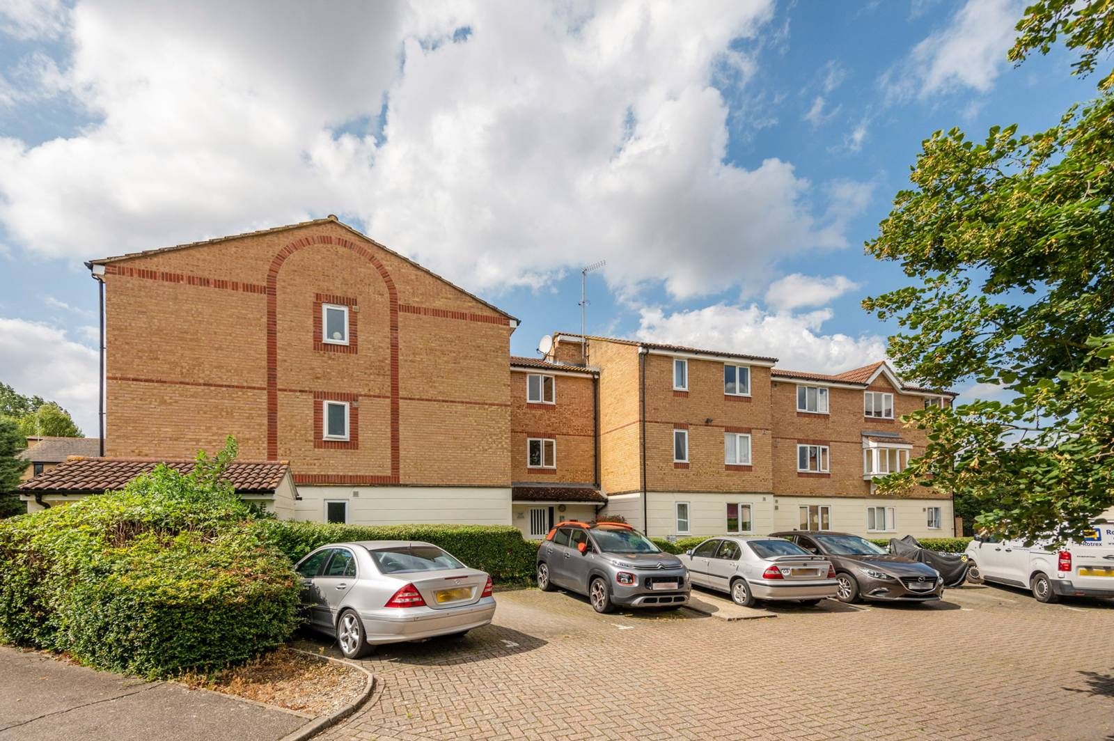 2 bed flat to rent in Mullards Close, Hackbridge, Mitcham CR4 - Zoopla