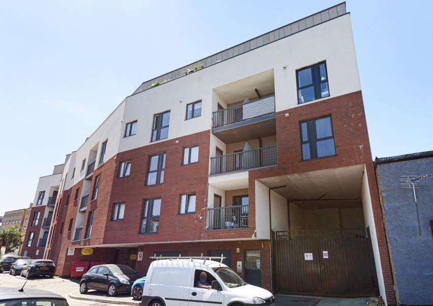 2 bed flat to rent in Lyons Way, Slough SL2 - Zoopla