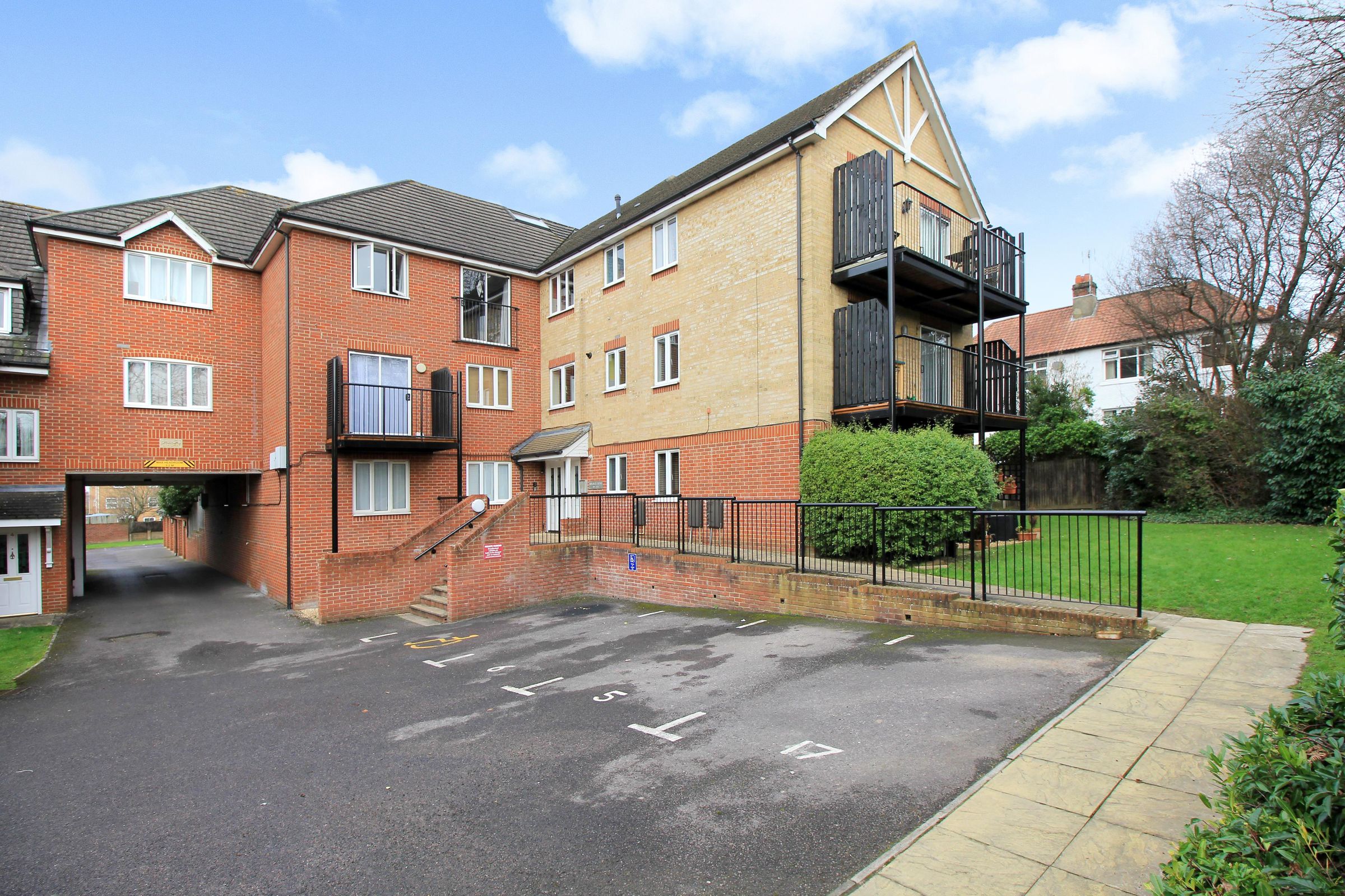 2 bed flat for sale in Midanbury Lane, Southampton SO18 - Zoopla