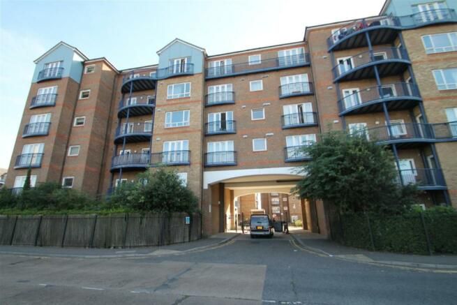 2 bed property to rent in Argent Court, Argent Street, Grays RM17 - Zoopla