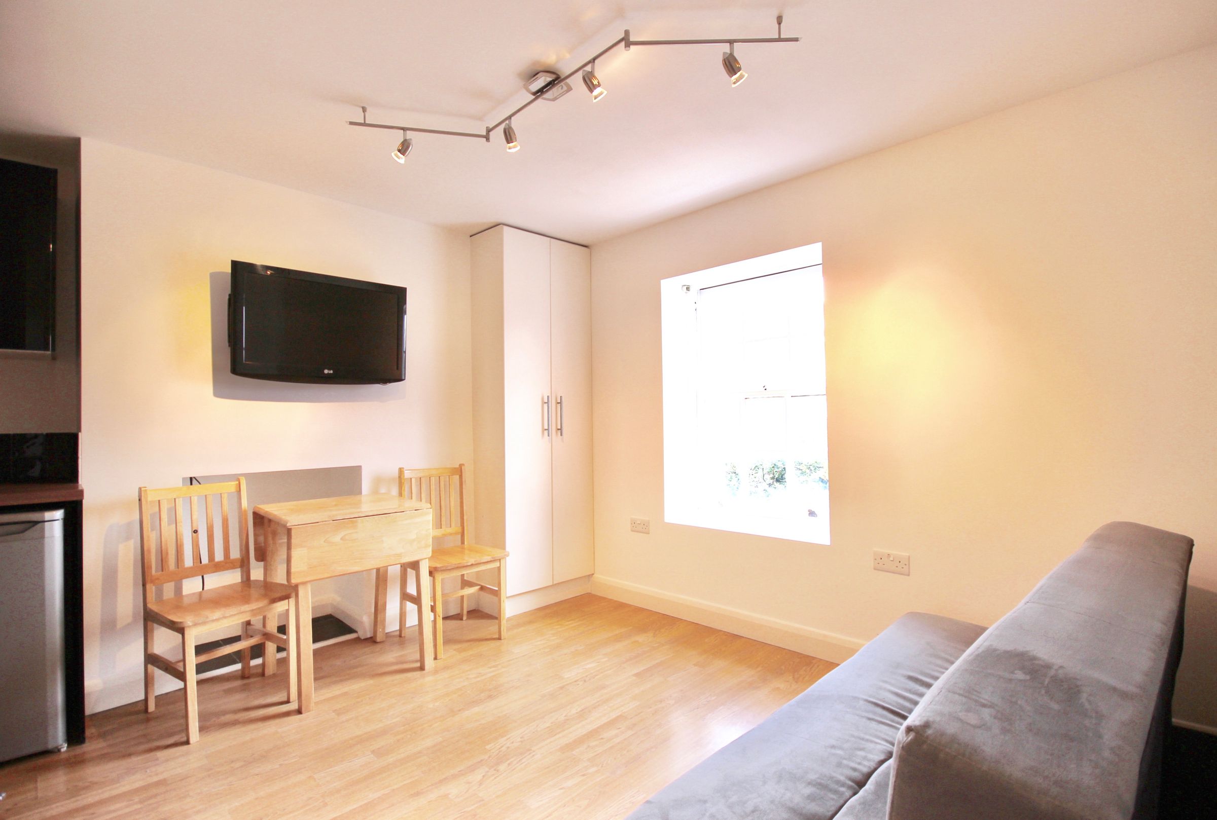 Studio to rent in The Burroughs, London NW4 - Zoopla