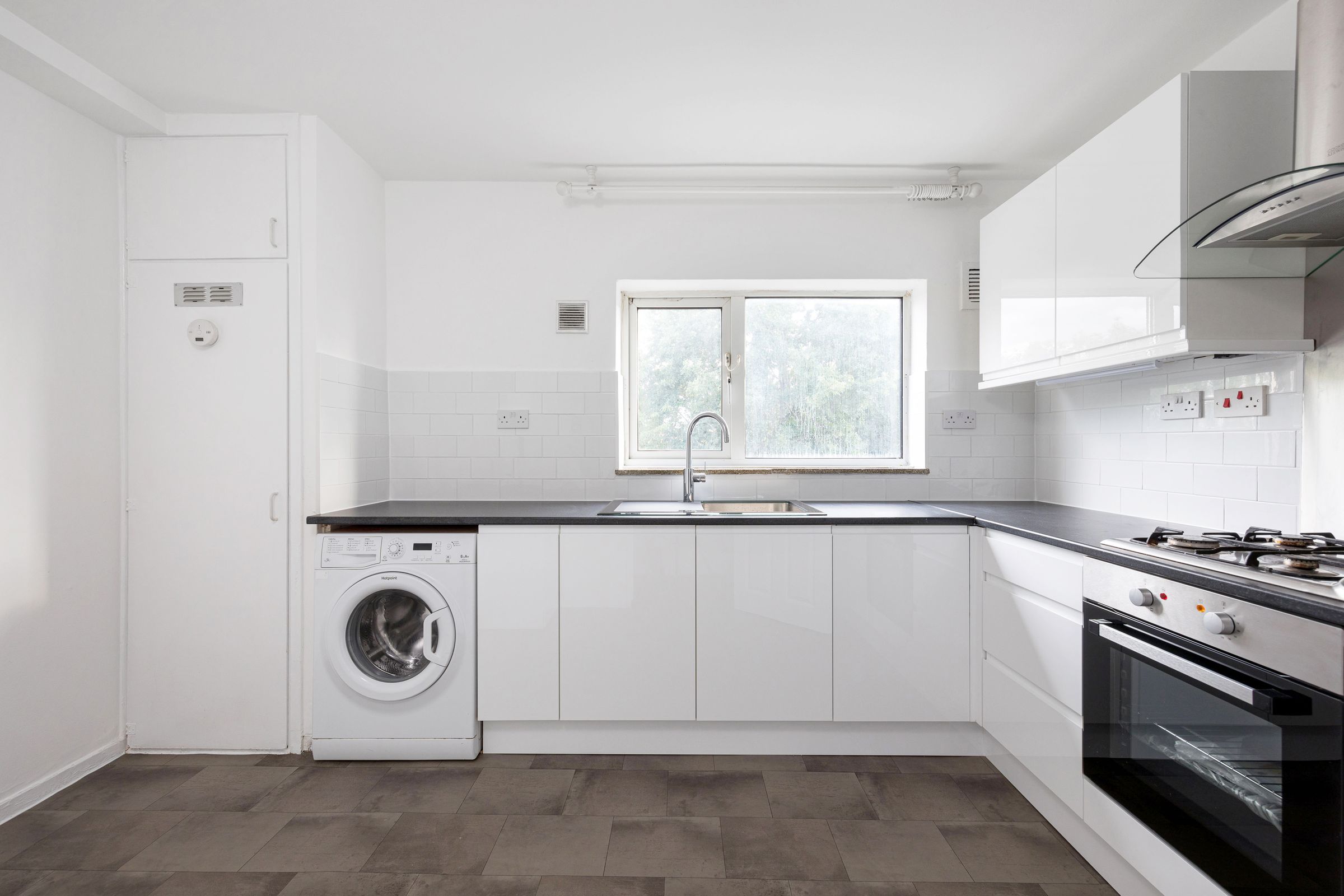 3 bed flat to rent in Hoe Lane, Enfield EN1 - Zoopla