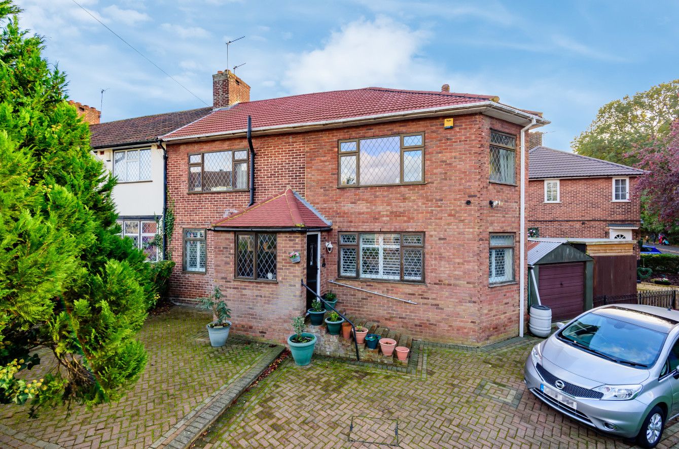 3 bed end terrace house for sale in Dunkery Road, London SE9 - Zoopla