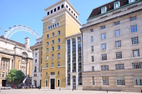2 bed flat to rent in Forum Magnum Square, Waterloo, London SE1, £4,269 ...