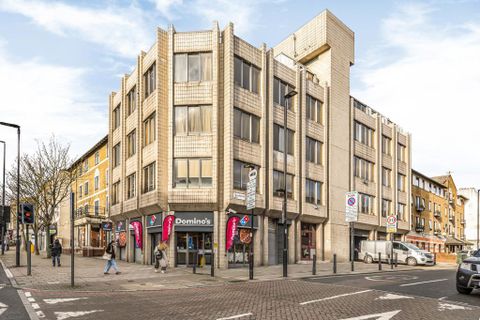 2 bed flat for sale in Holloway Road, London N19, £425,000 - Zoopla