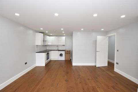 Queens Square, Northgate, Crawley RH10, 2 bed flat to rent, £1,250 pcm ...
