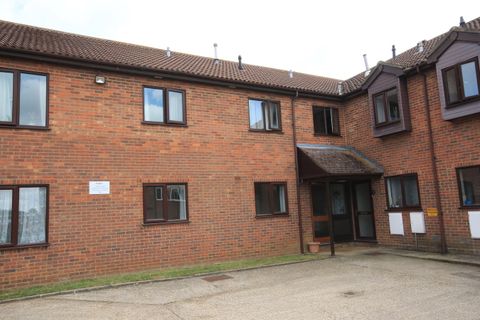 Glen Court, High Street, Flitwick MK45, 2 bed flat to rent, £1,000 pcm ...
