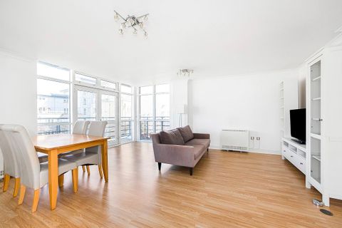 Langbourne Place, Isle Of Dogs E14, 2 bed flat to rent, £2,400 pcm - Zoopla