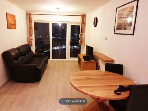 Peebles Court, Croydon CR0, 2 bed flat to rent, £1,800 pcm - Zoopla