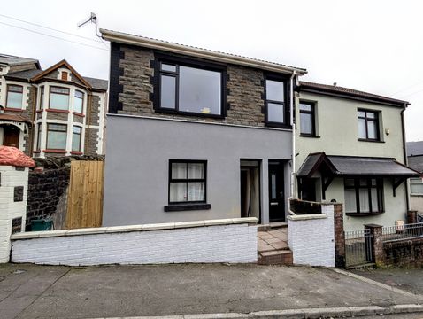 2 bed flat to rent in Berw Road, Tonypandy CF40, £850 pcm - Zoopla