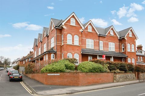 2 bed flat to rent in Hale Road, Farnham GU9, £1,300 pcm - Zoopla