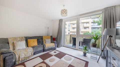 Chantrelle Court, Surrey Quays SE8, 2 bed flat for sale, £127,500 - Zoopla