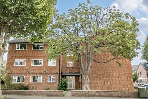 Berrylands, Surbiton KT5, 2 bed flat for sale, £339,950 - Zoopla