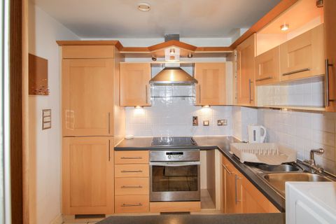 High Street, London E15, 2 bed flat to rent, £1,900 pcm - Zoopla