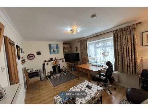 Room to rent in Curzon House, London W5, £932 pcm - Zoopla