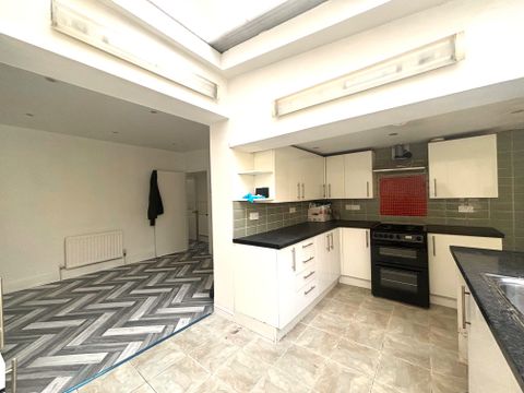 2 bed property to rent in Hoopern Street, Exeter EX4, £1,300 pcm - Zoopla