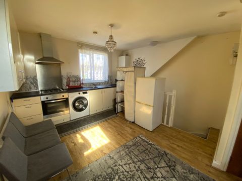 2 bed detached house to rent in Collier Row Road, Collier Row, Romford ...