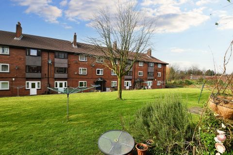 2 bed flat for sale in Canterbury Gardens, Squires Court M5, £120,000 ...