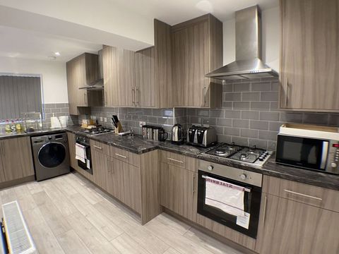 Room to rent in Rochfords Gardens, Slough SL2, £725 pcm - Zoopla