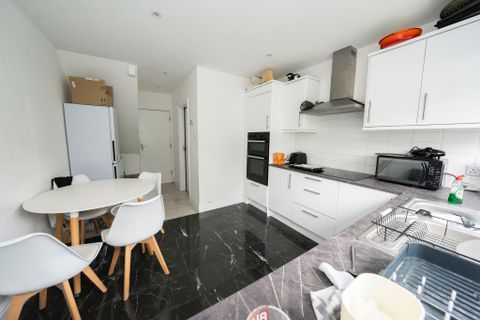 Room to rent in Capstan Square, London E14, £1,175 pcm - Zoopla