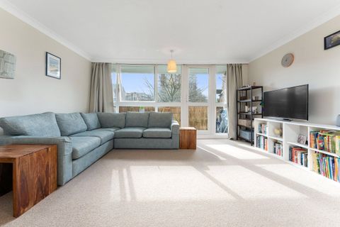3 bed flat for sale in Basinghall Gardens, Sutton SM2, £365,000 - Zoopla