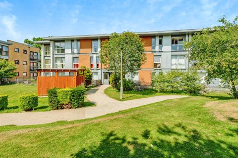 Commonwealth Drive, Crawley RH10, 2 bed flat for sale, £240,000 - Zoopla