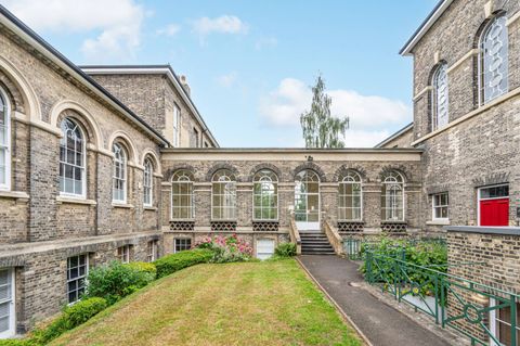 Gilbert Close, Woolwich, London SE18, 2 bed flat for sale, £425,000 ...