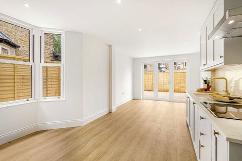 Hearnville Road, Balham SW12, 2 bed flat to rent, £3,000 pcm - Zoopla