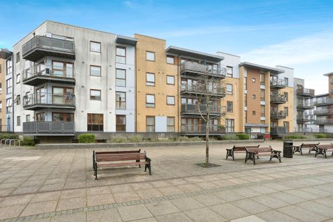 2 bed flat for sale in Commonwealth Drive, Crawley RH10, £250,000 - Zoopla