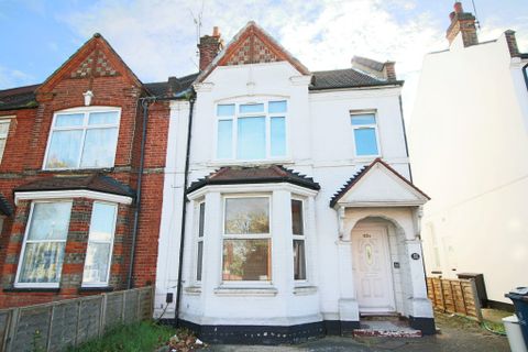 Pinner Road, Harrow HA1, 2 bed flat to rent, £1,600 pcm - Zoopla