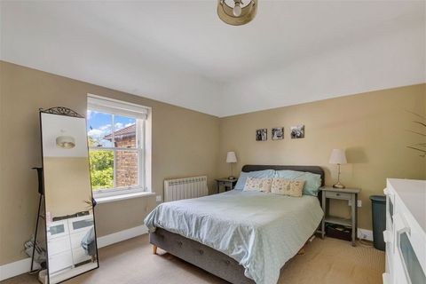 2 bed mews for sale in South Street, Epsom KT18, £475,000 - Zoopla