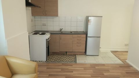 2 bed flat to rent in Marsh Road, Luton LU3, £925 pcm - Zoopla