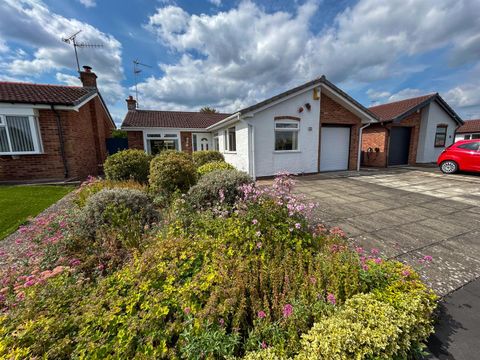 Old Farm Road, Rhostyllen, Wrexham LL14, 3 bed detached bungalow for ...