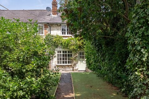 Spring Gardens, Dorking - No Onward Chain RH4, 2 bed cottage for sale ...