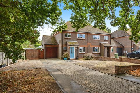 Almond Close, Guildford, Surrey GU1, 3 bed semi-detached house for sale ...